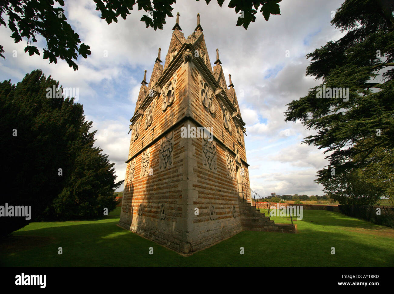 Rushton triangular lodge -Fotos und -Bildmaterial in hoher Auflösung ...
