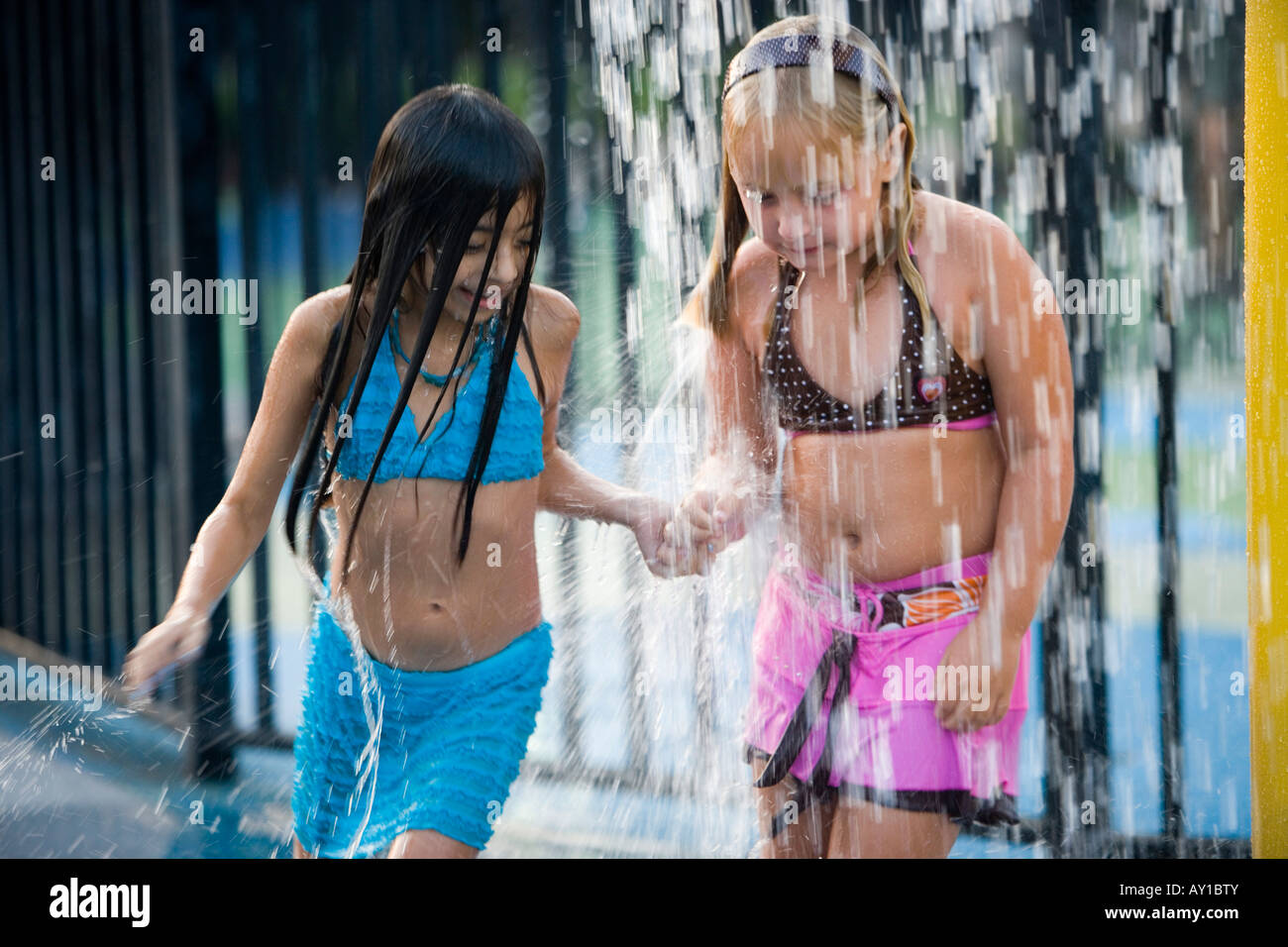 Girls Standing Under Shower Fotos Und Bildmaterial In Hoher Auflösung
