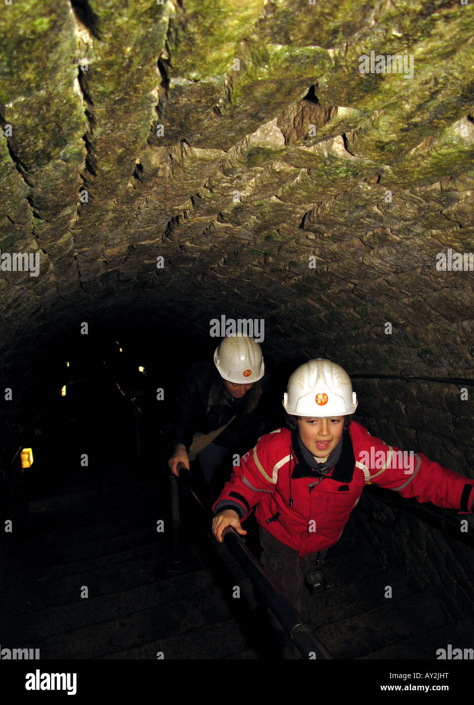 Ein Kind und Erwachsenen in England Speedwell Cavern, Castleton, Peak ...