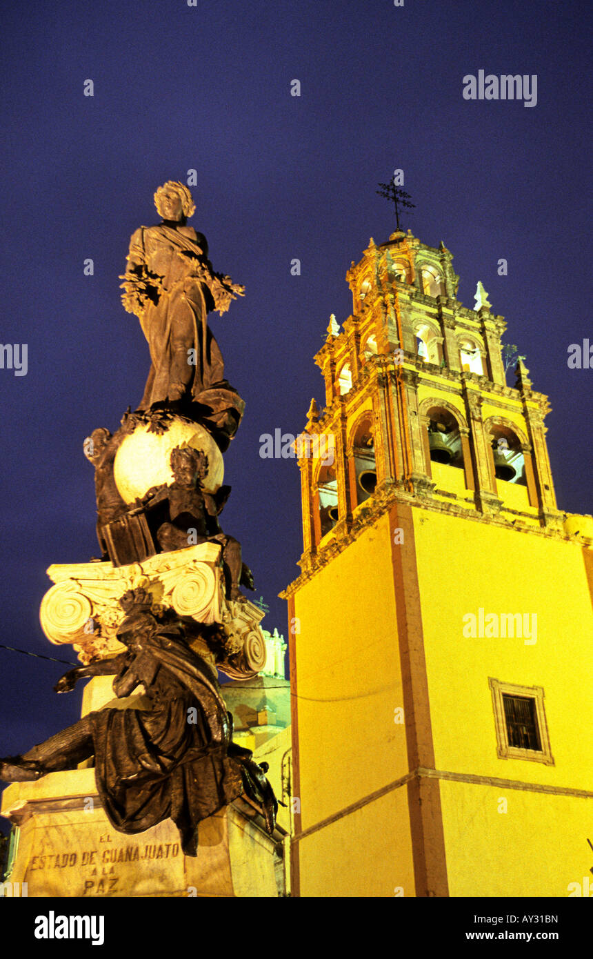 Statue in der Plaza De La Paz mit der Basilica de Nuestra Senora de ...