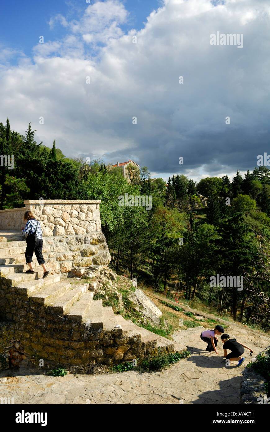 Zwei spielende Kinder, Frau, steinerne Treppe hinauf zum Aussichtspunkt ...