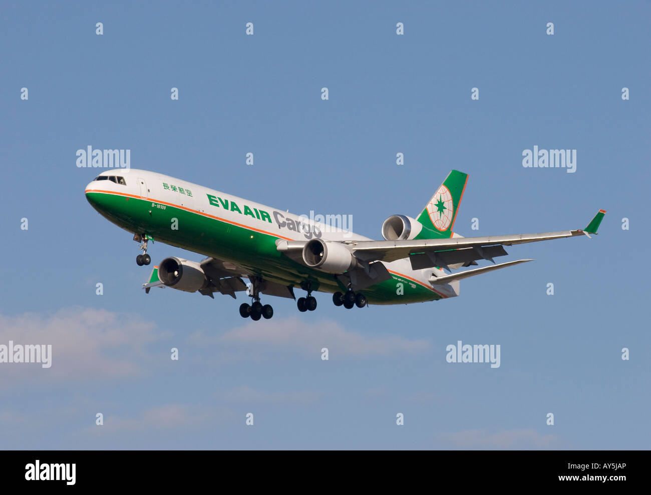 Eva Air Cargo McDonnell Douglas MD 11 W Landung am Flughafen London ...