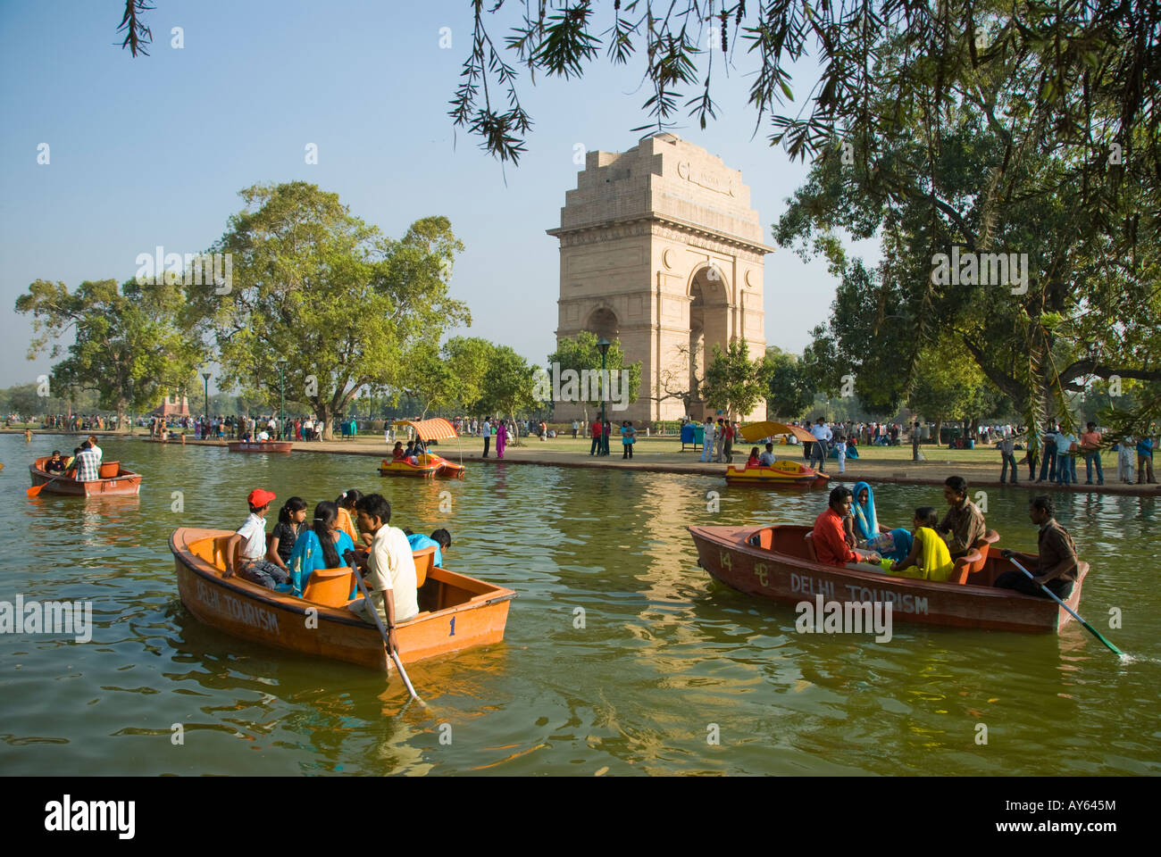 Menschen auf einen See mit Booten von India Gate in Delhi in Indien ...