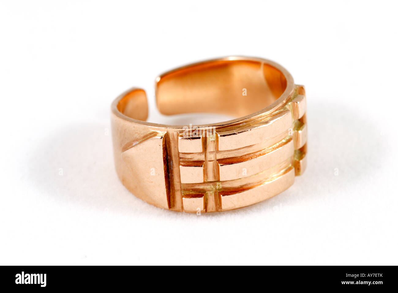 Goldener Ring isoliert auf weißem Hintergrund Stockfotografie - Alamy