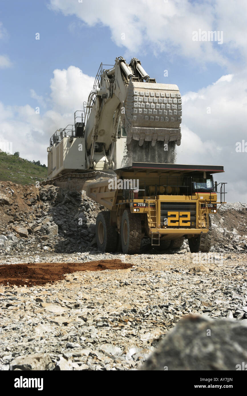 Muldenkipper Erfülltsein mit Golderz Körper für den Transport von ...