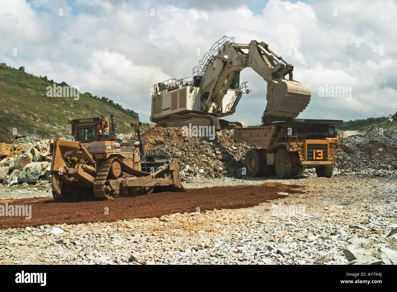 Muldenkipper Erfülltsein mit Golderz Körper für den Transport von ...