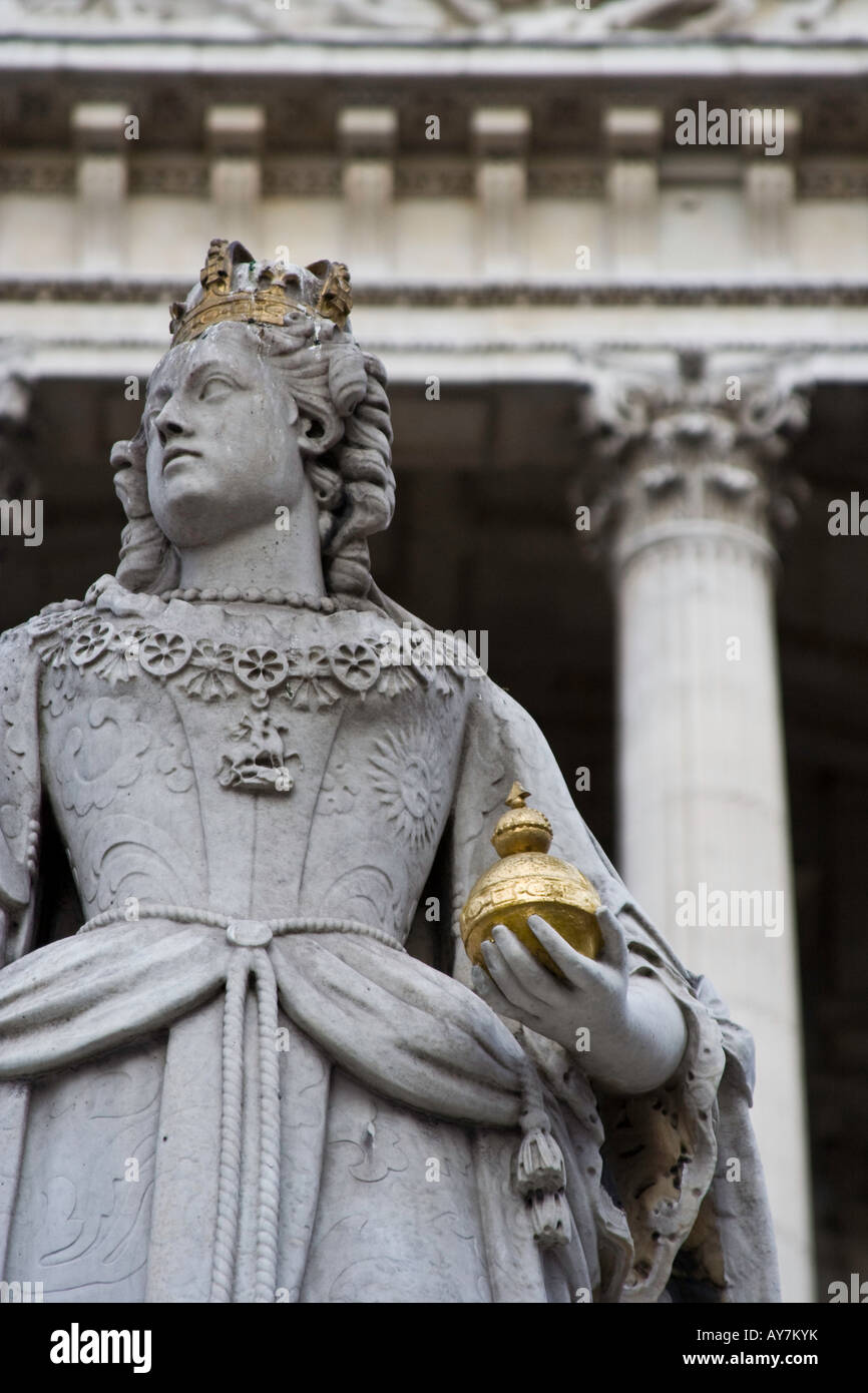 Detail der Statue von Königin Anne mit der Fassade von St. Pauls hinter ...
