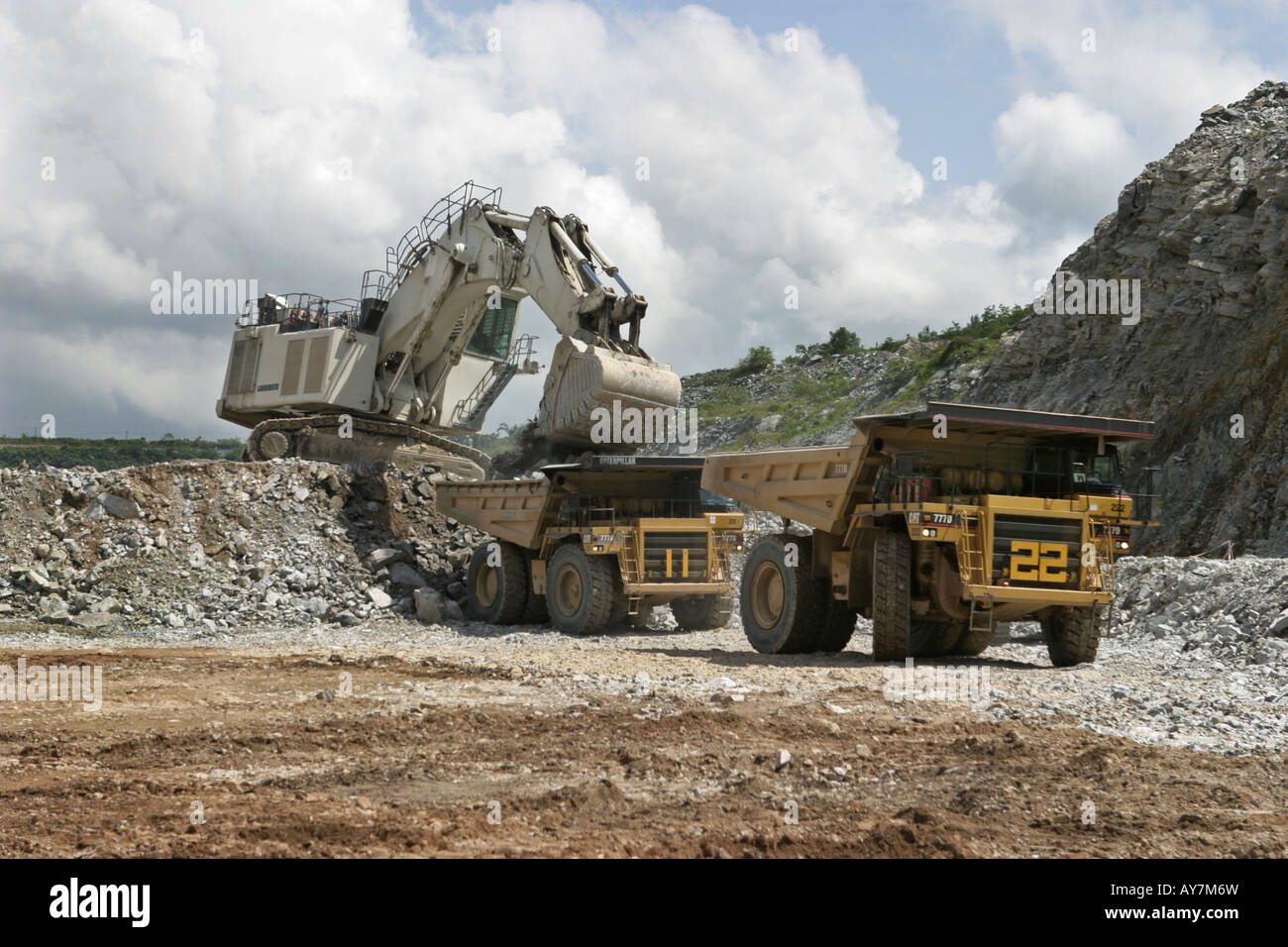 Kipper Erfülltsein mit Golderz Körper für den Transport von Tagebau ...