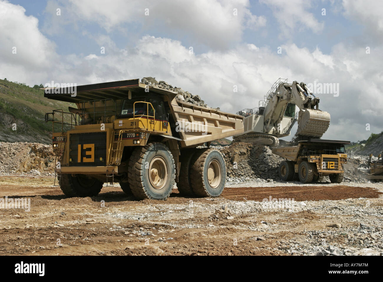 Kipper Erfülltsein mit Golderz Körper für den Transport von Tagebau ...