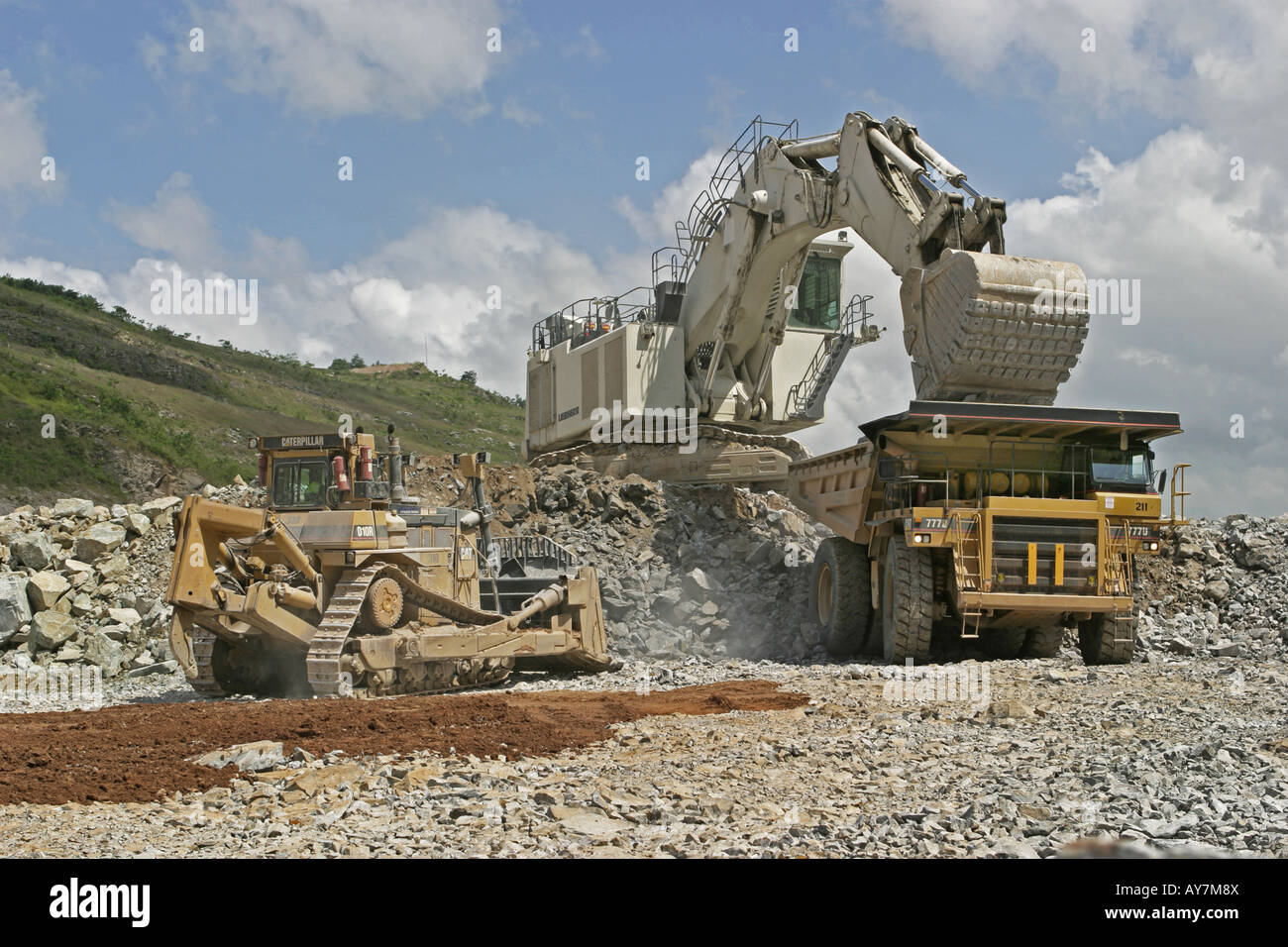 Liebherr mining excavator -Fotos und -Bildmaterial in hoher Auflösung ...