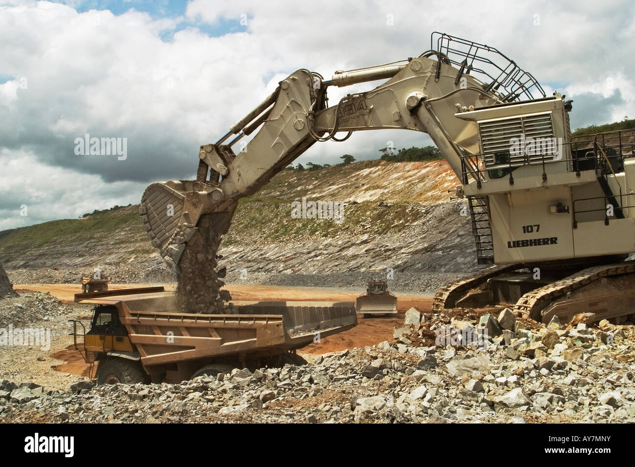 Kipper Erfülltsein mit Golderz Körper für den Transport von Tagebau ...