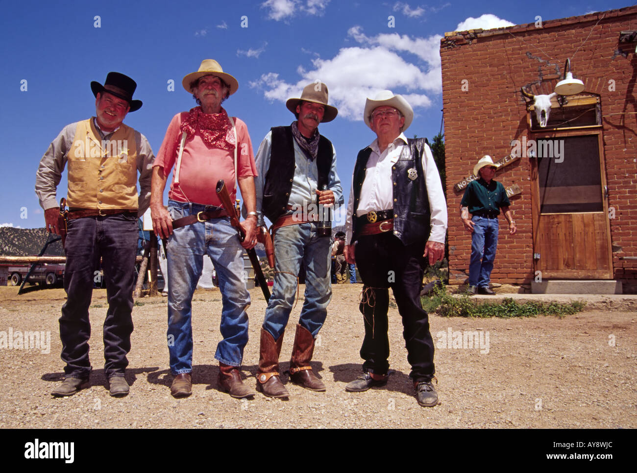 Cowboys revolverhelden banditen -Fotos und -Bildmaterial in hoher ...