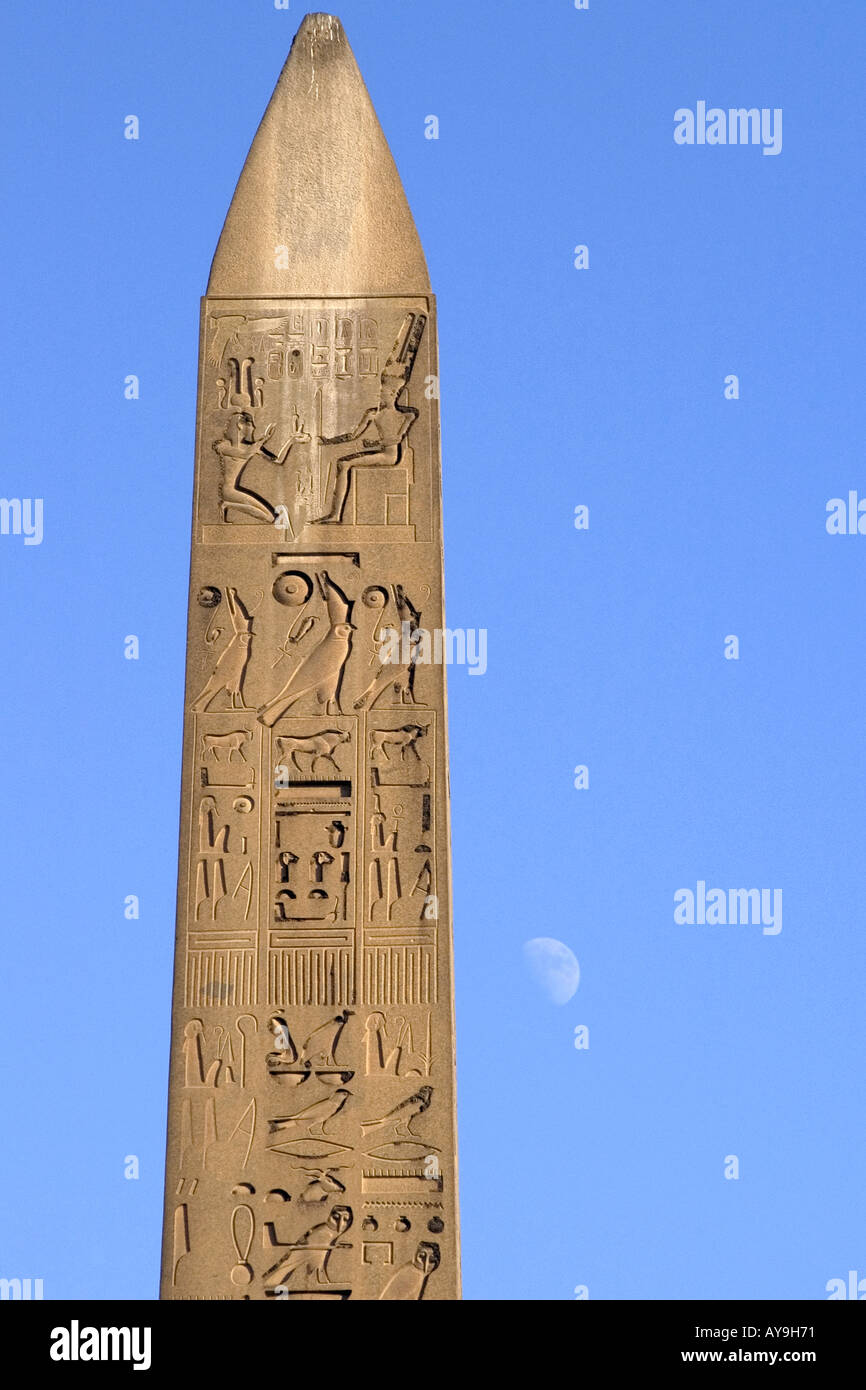 Hieroglyphen auf östlichen Obelisk Ramses II. in Luxor Tempel Theben ...