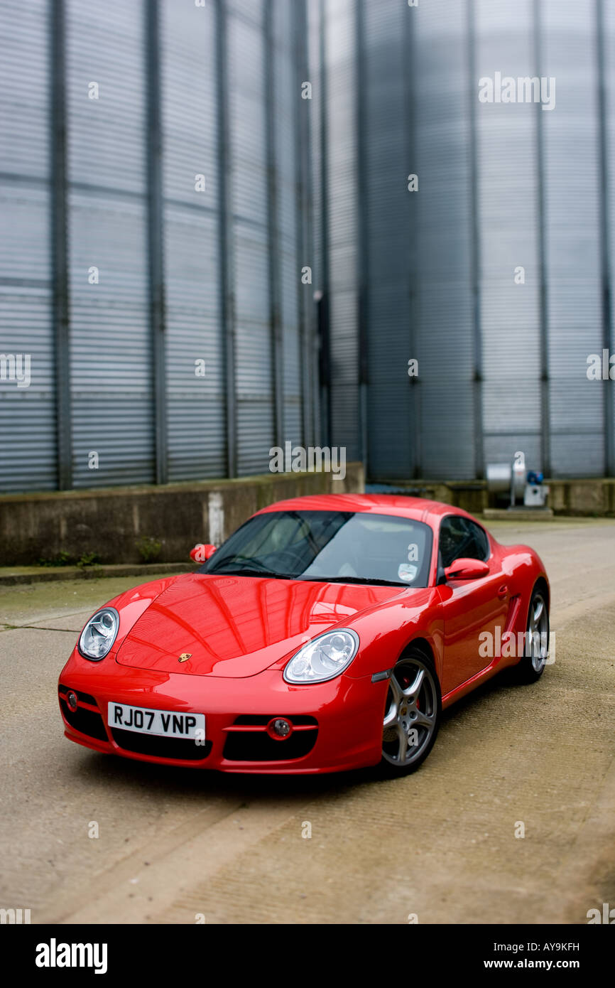 Porsche cayman in red -Fotos und -Bildmaterial in hoher Auflösung – Alamy