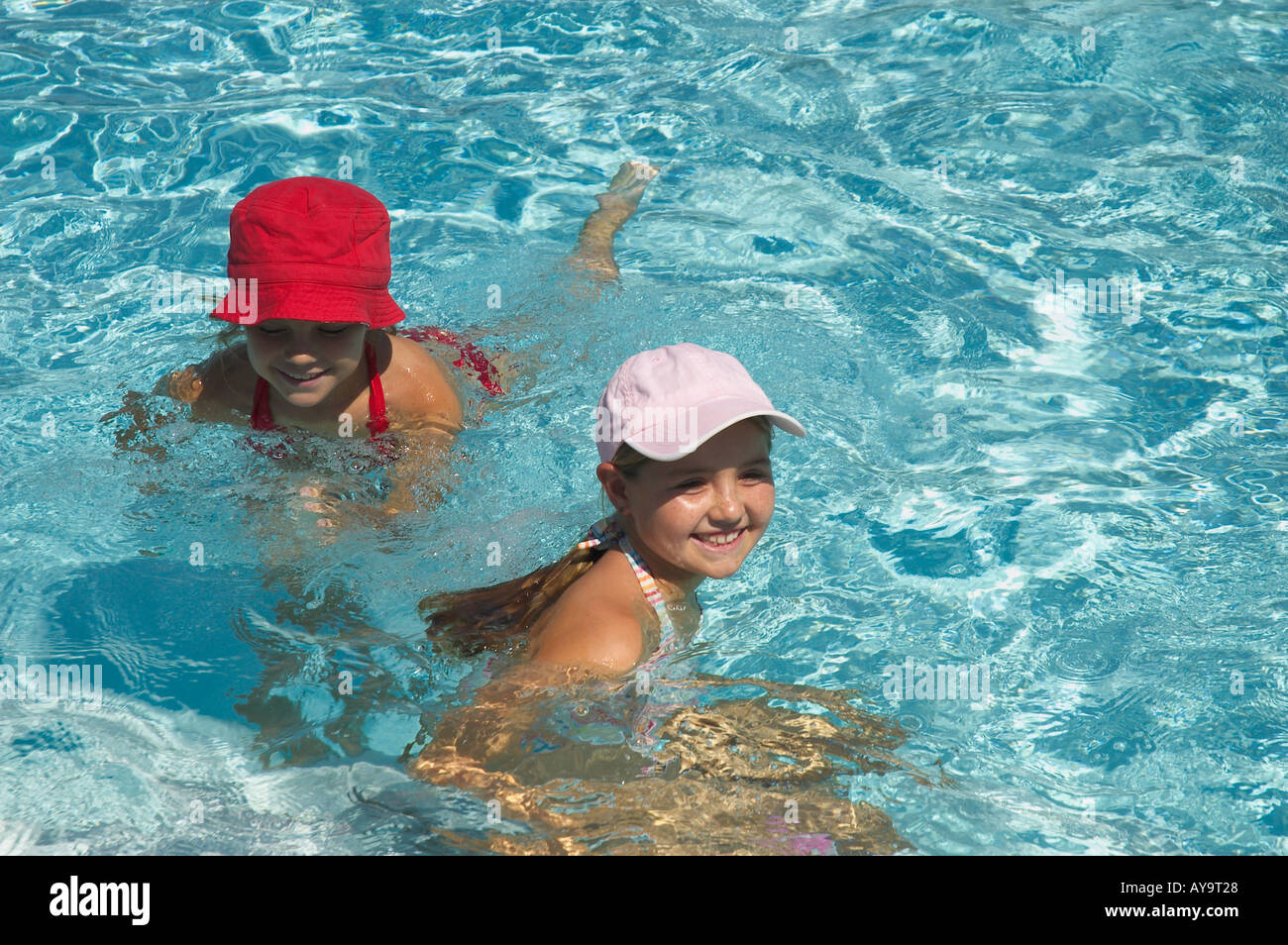 Zwei madchen baden -Fotos und -Bildmaterial in hoher Auflösung – Alamy