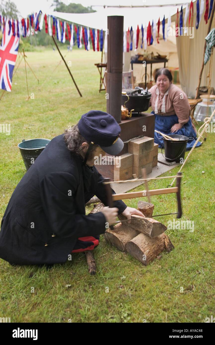 Sägen von Brennholz im Jahr 1859 Soldat British Royal Engineers ...