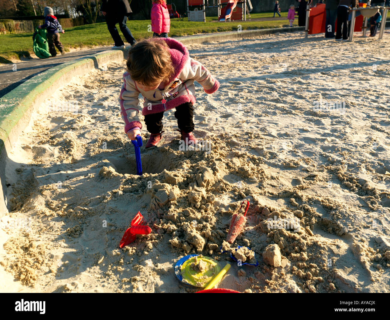Kind graben im sand -Fotos und -Bildmaterial in hoher Auflösung – Alamy