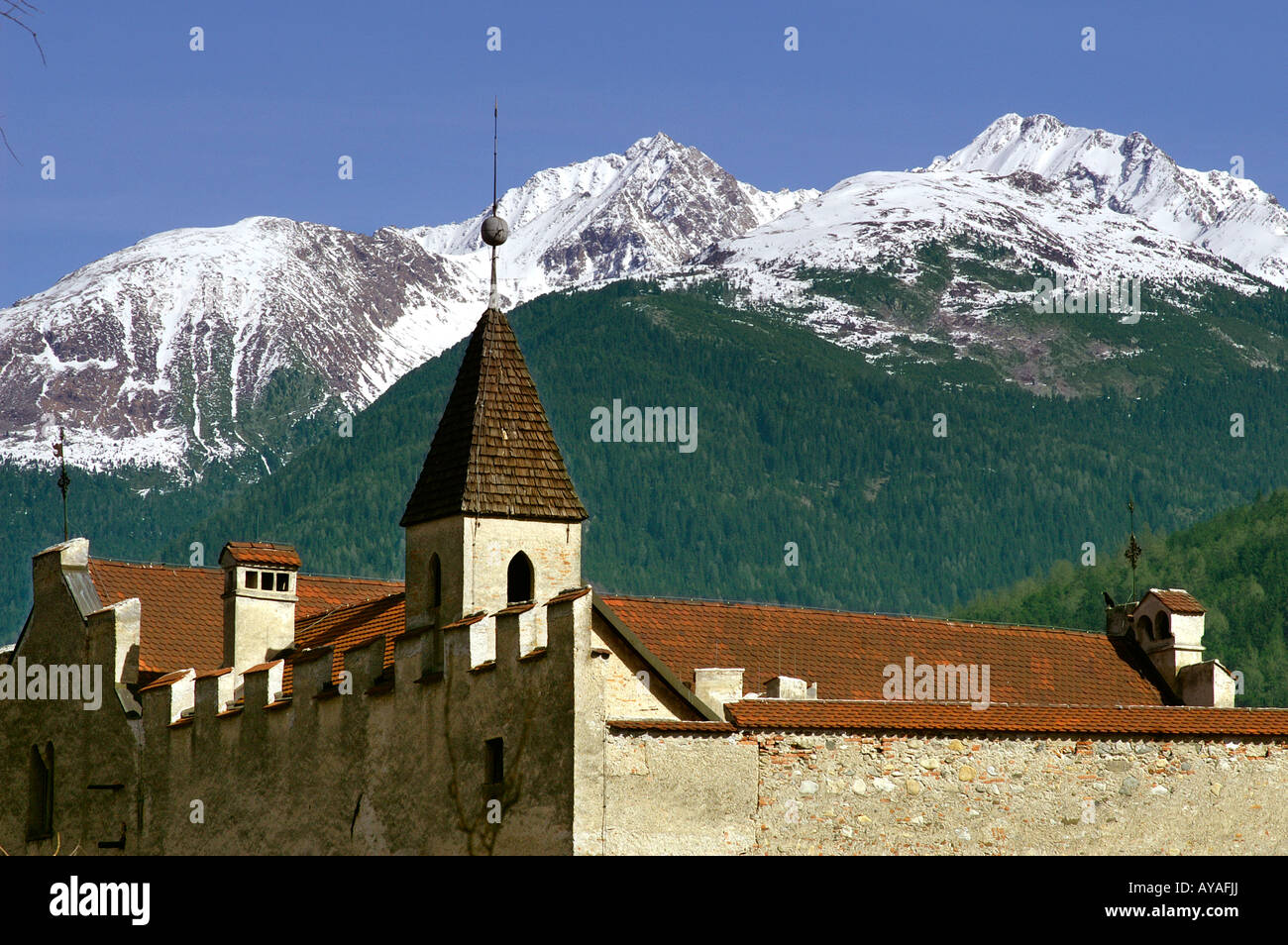 Brunico castle -Fotos und -Bildmaterial in hoher Auflösung – Alamy