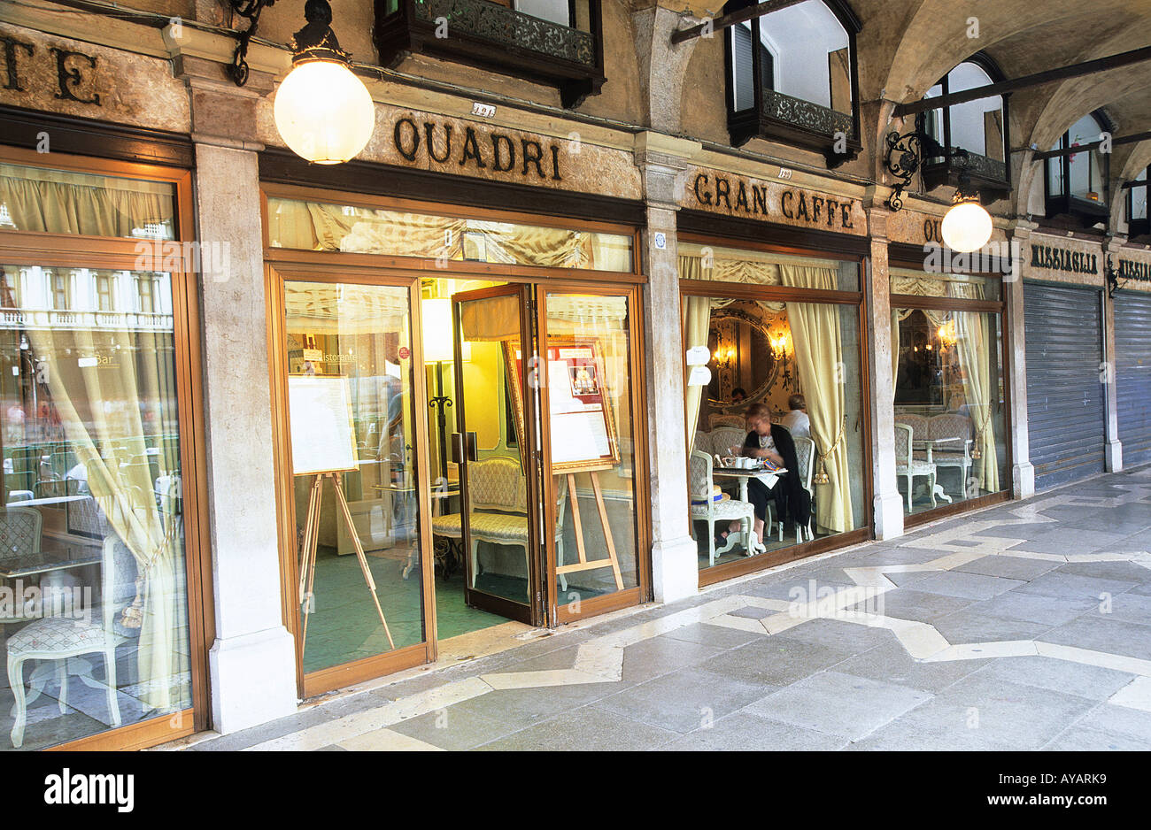 Café quadri -Fotos und -Bildmaterial in hoher Auflösung – Alamy