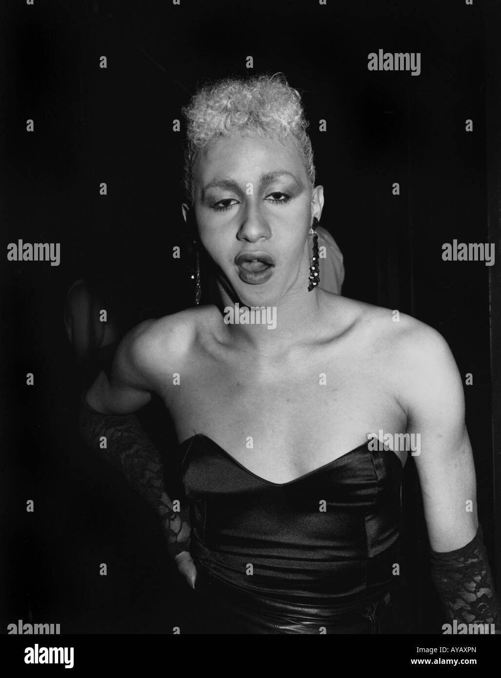 Transvestite cross dressing -Fotos und -Bildmaterial in hoher Auflösung ...