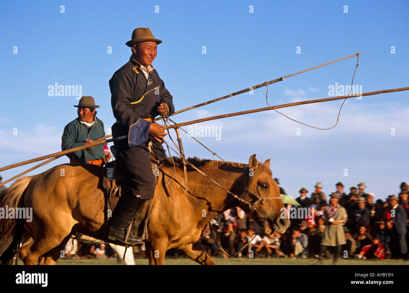 Mongolei, Karakorum. Pferd-Hirten (Arat) mit ihren Urgas (Lasso Pole ...