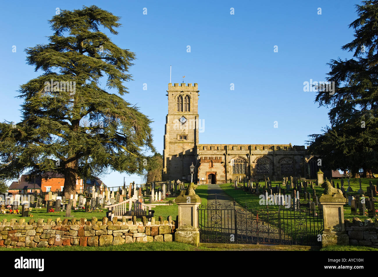 Wales, Wrexham, Hanmer. St. Chad Kirche thront auf einer kleinen Anhöhe ...