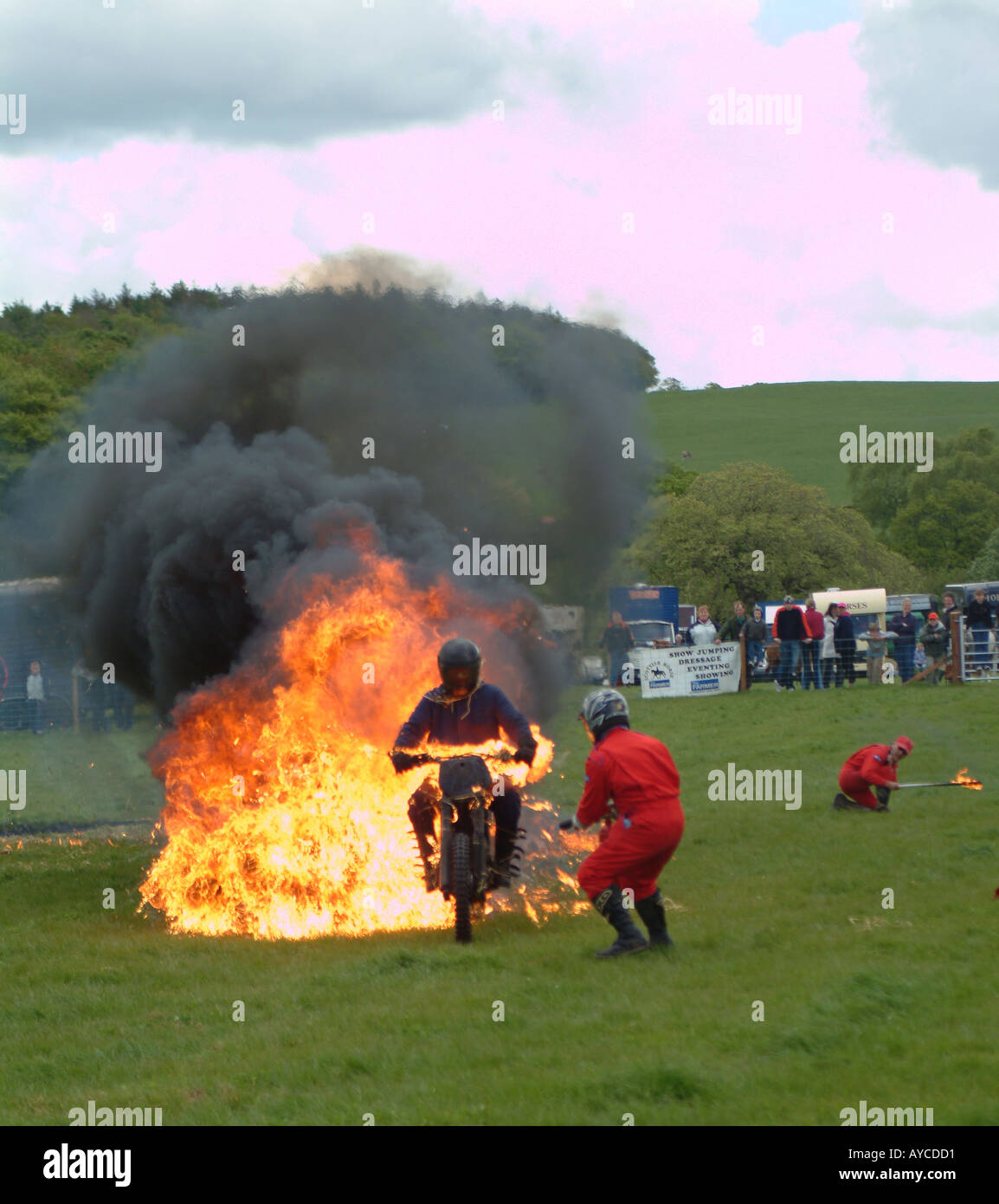 Motorbike fire -Fotos und -Bildmaterial in hoher Auflösung – Alamy