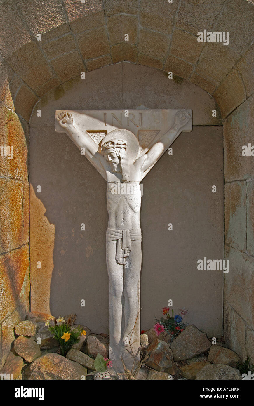 Denkmal mit einem kreuz -Fotos und -Bildmaterial in hoher Auflösung – Alamy