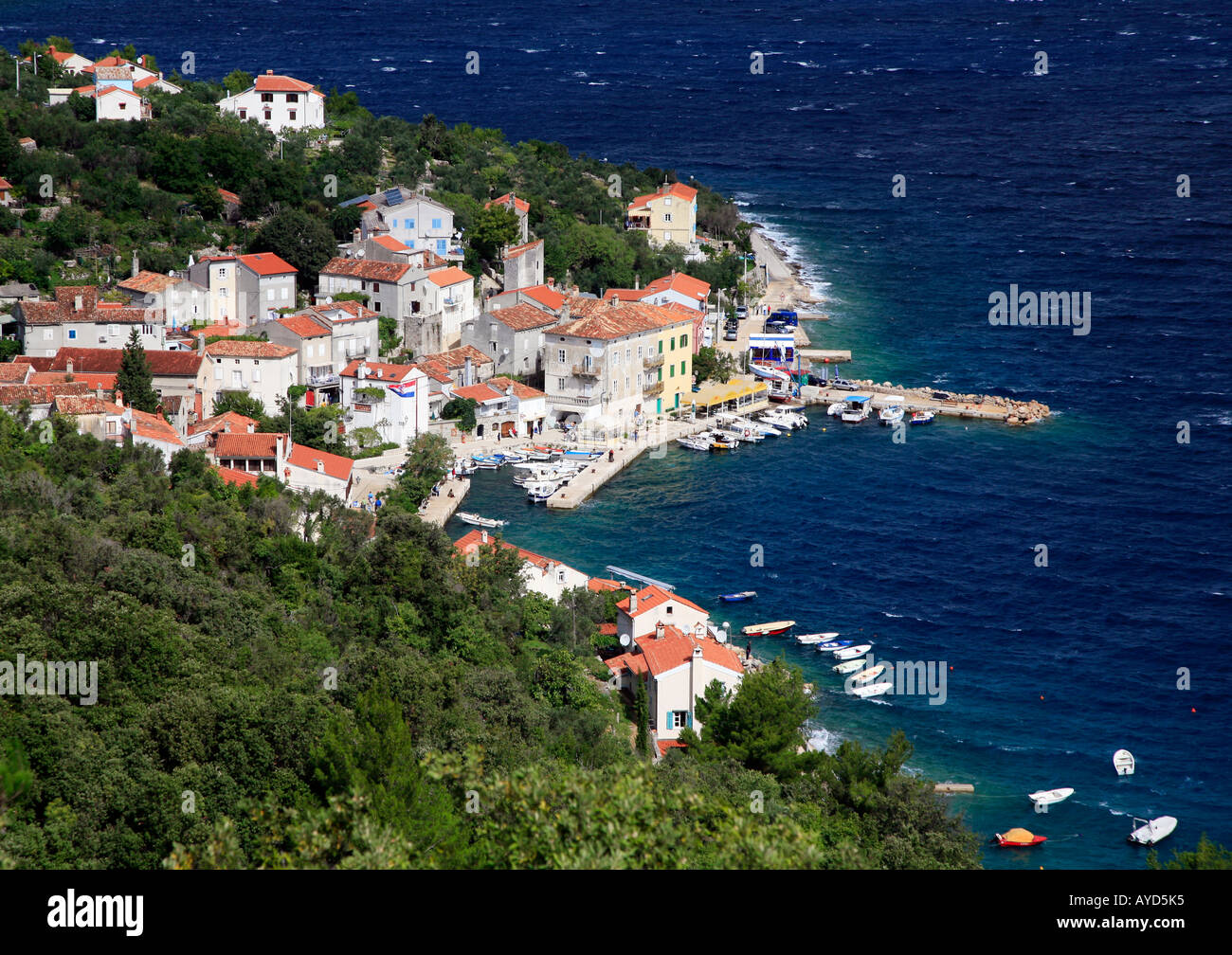 Entfernten Meer Dorf Valun auf der Insel Cres, Kroatien Stockfotografie ...