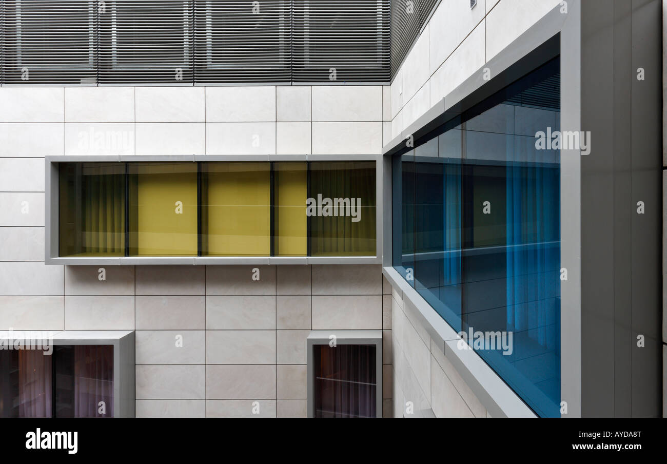 Atrium of hotel -Fotos und -Bildmaterial in hoher Auflösung – Alamy