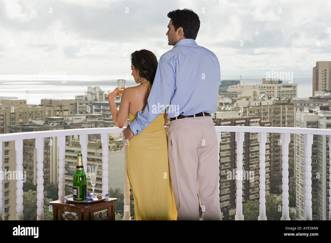 Menschen auf einem balkon -Fotos und -Bildmaterial in hoher Auflösung ...