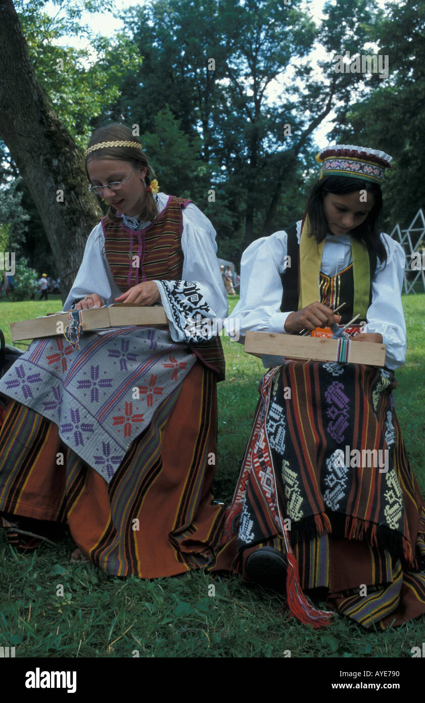 Litauen Vilnius Mädchen in traditioneller Tracht während das Sängerfest ...