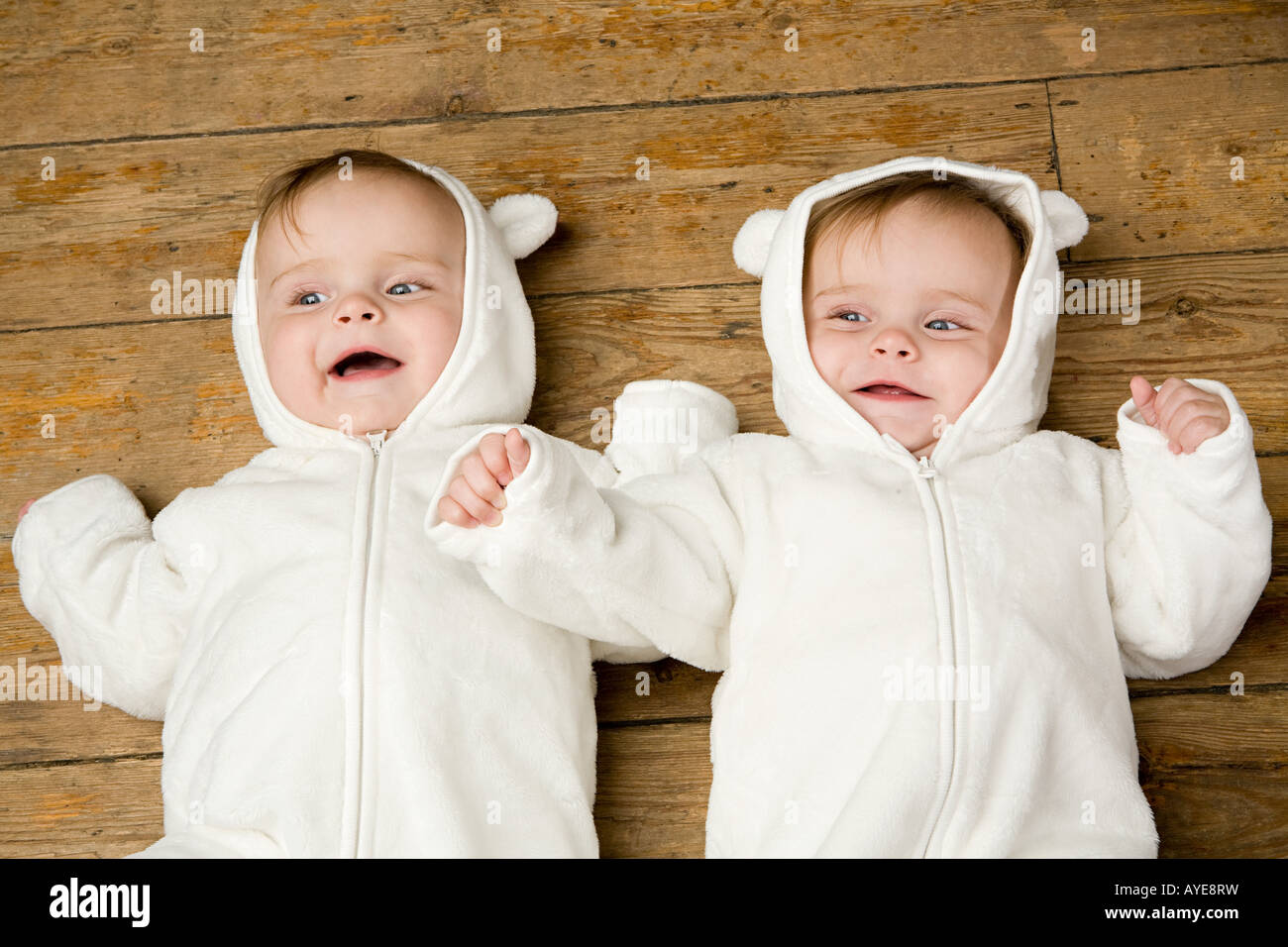 Zwillinge babies -Fotos und -Bildmaterial in hoher Auflösung – Alamy