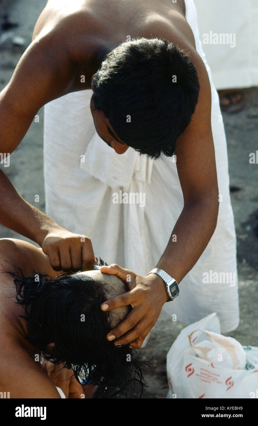 Makkah Saudi-Arabien Hajj Mina Pilgrims Performing Halq (Shaving Hair ...