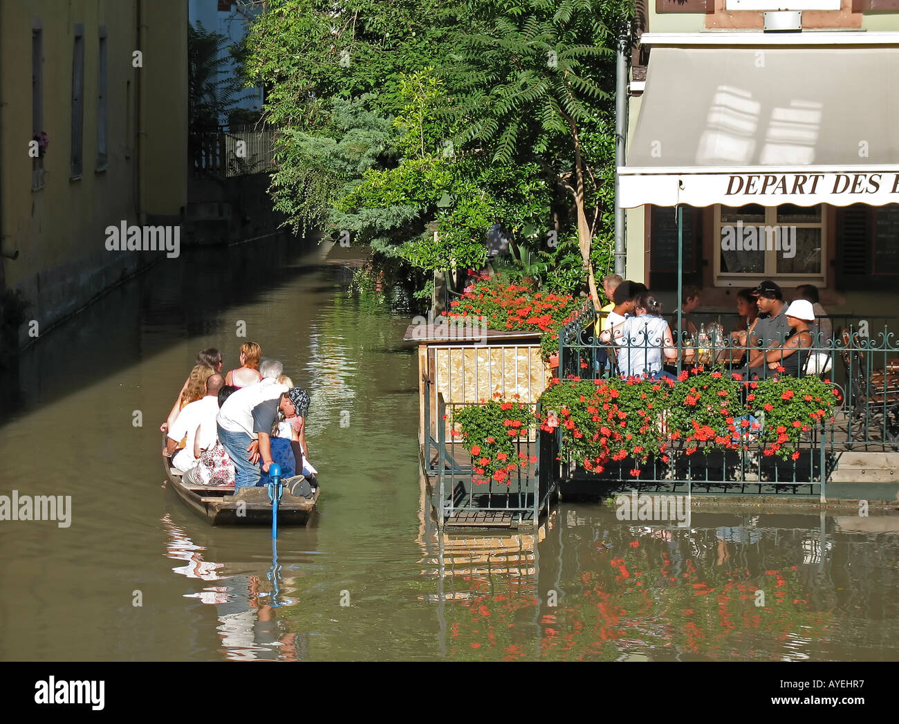 Boot mit flachem boden flussboot -Fotos und -Bildmaterial in hoher ...