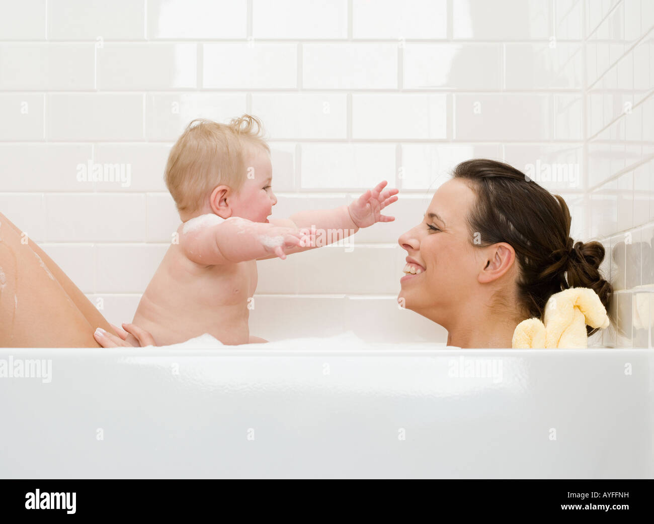 Kind, Mädchen In Der Badewanne Stockfotos und -bilder Kaufen - Alamy