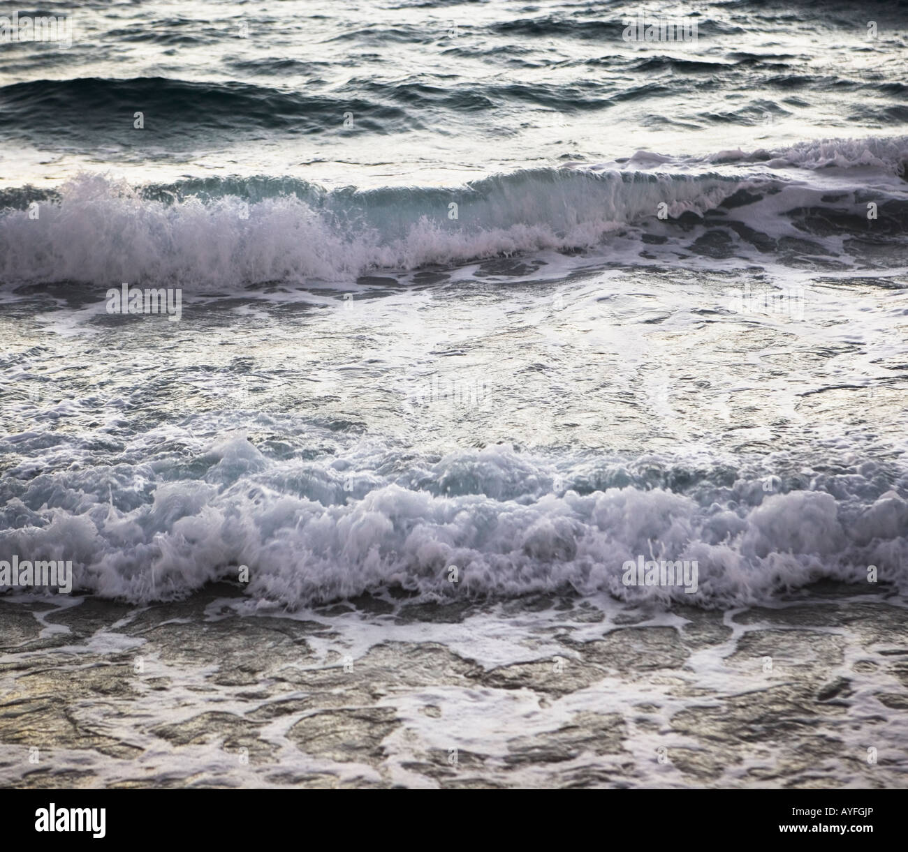 Wellen am Strand, erosion Stockfotografie - Alamy