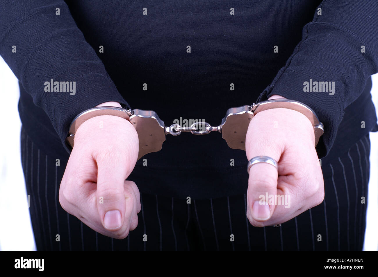 Frau in Handschellen (close-up Schwerpunkt Hände) / Junge Frau in ...