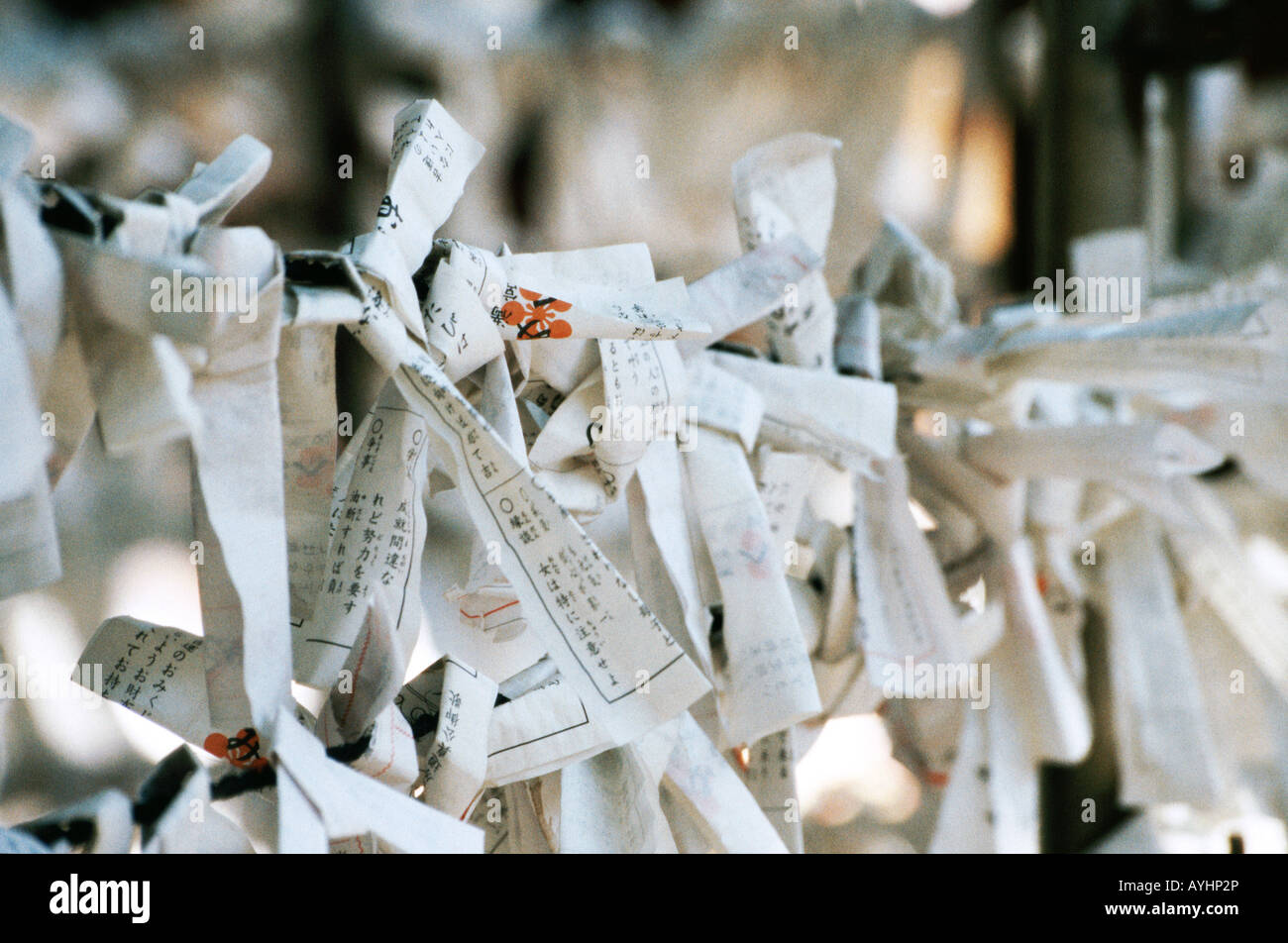 Wahrsagen Papiere (Omikuji), die gedacht werden, um Pech bei Senso-Ji ...