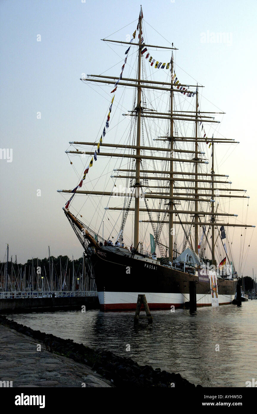 Segelschiffe liegen Stockfotos und -bilder Kaufen - Alamy