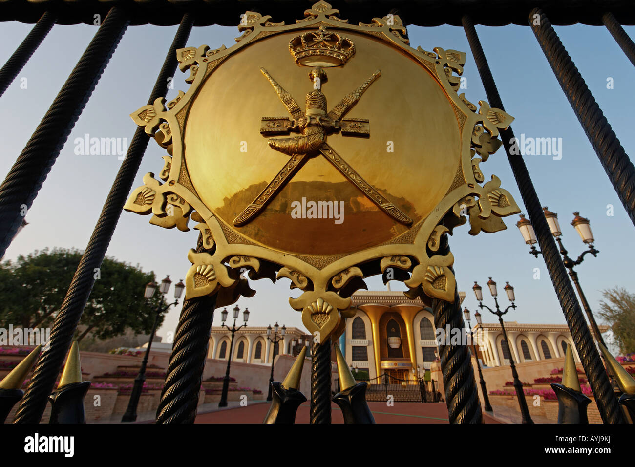 Oman Muscat SultanÂ s Palace goldenen Emblem am Eingang Stockfotografie ...