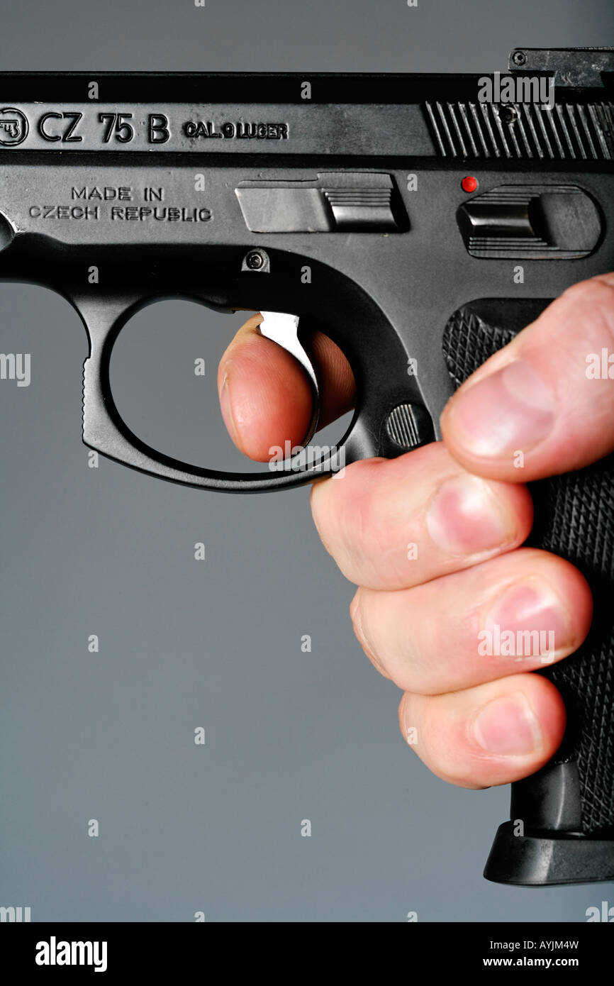 Pointing gun hands up -Fotos und -Bildmaterial in hoher Auflösung – Alamy