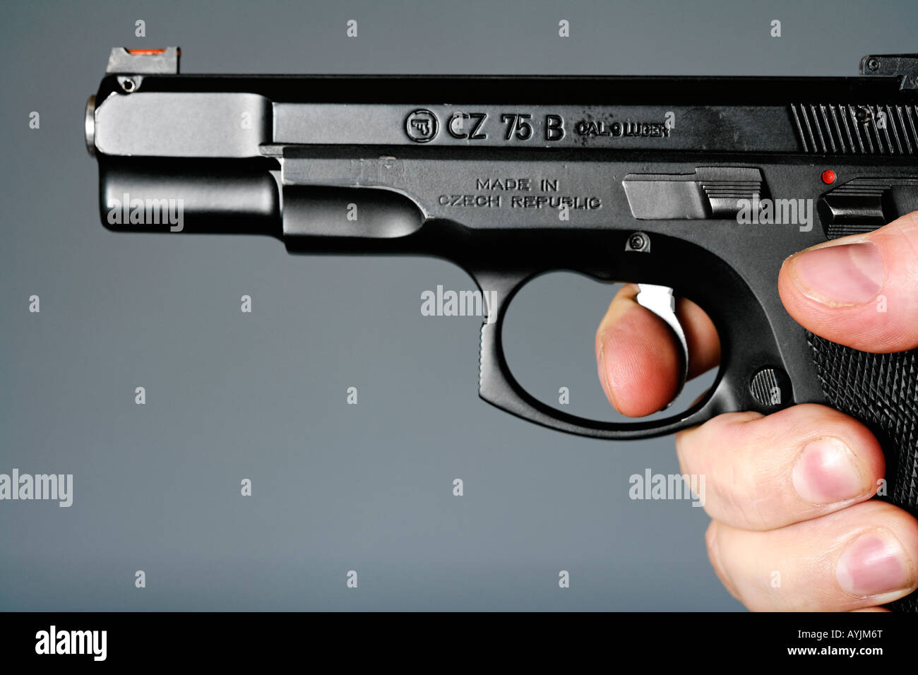 Pointing gun hands up -Fotos und -Bildmaterial in hoher Auflösung – Alamy