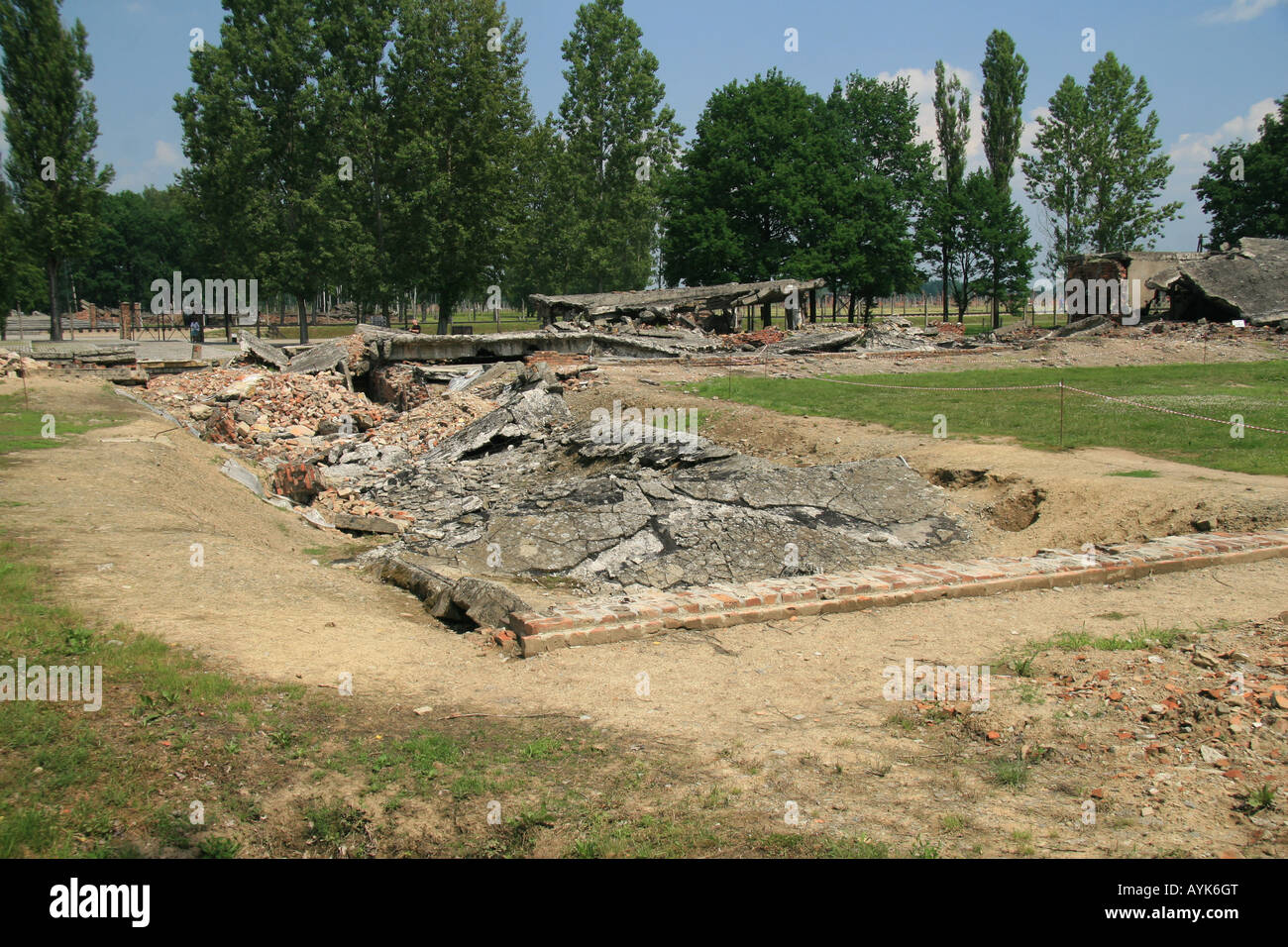 Die Ruinen des unterirdischen Gaskammer in Krematorium II in das ...