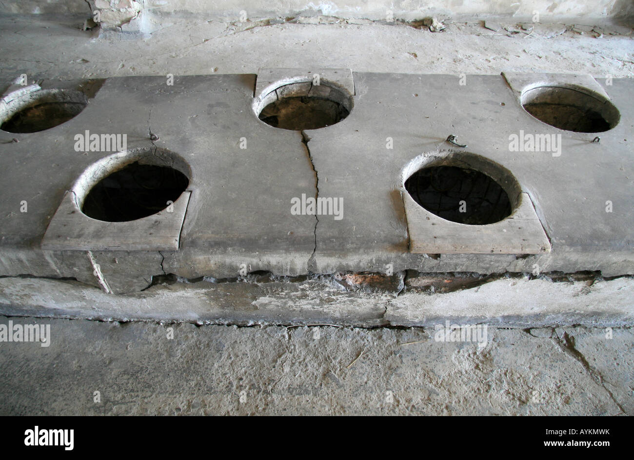 Concentration camp toilet -Fotos und -Bildmaterial in hoher Auflösung ...