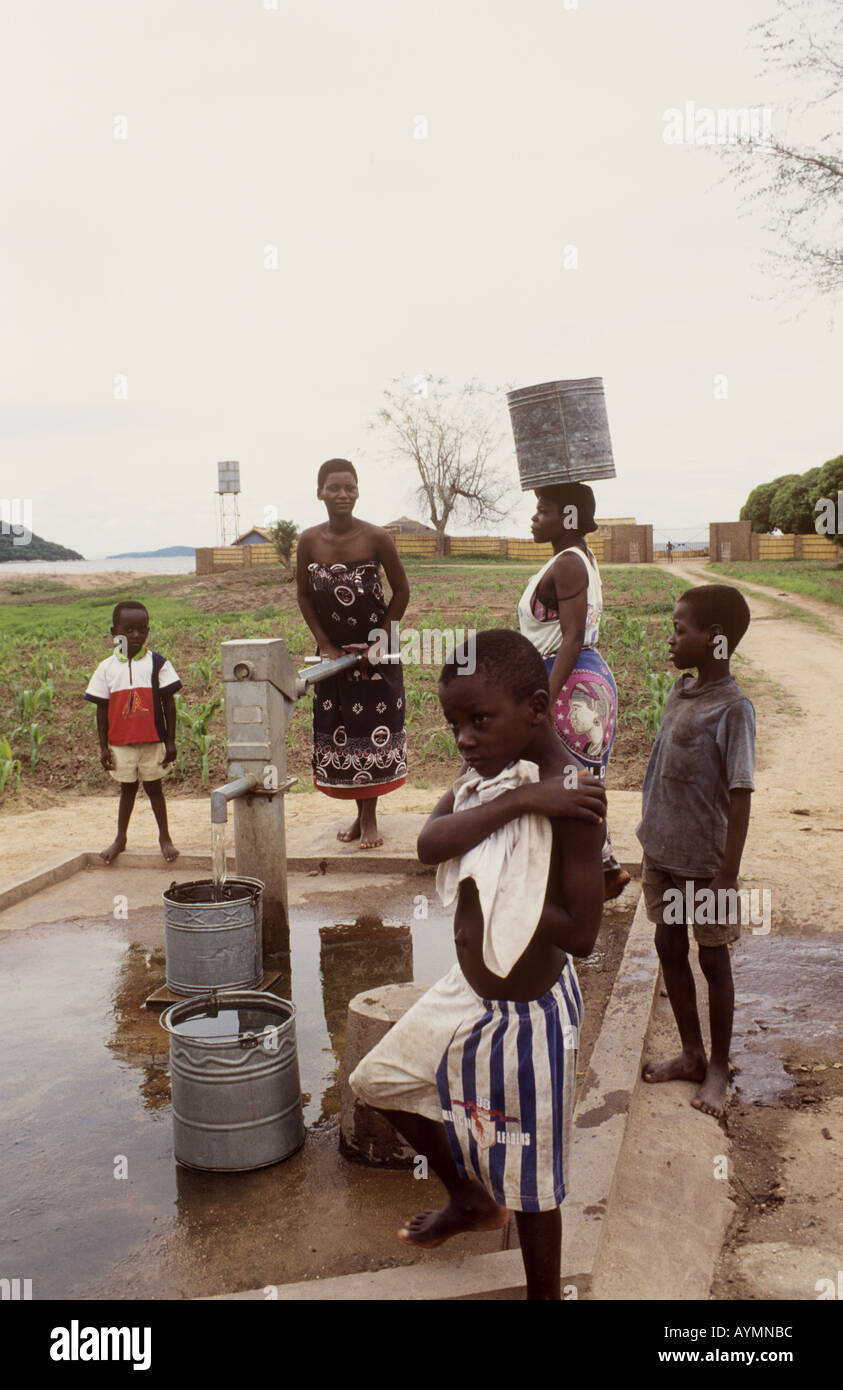 Dorfbewohner, die wasser holen -Fotos und -Bildmaterial in hoher ...