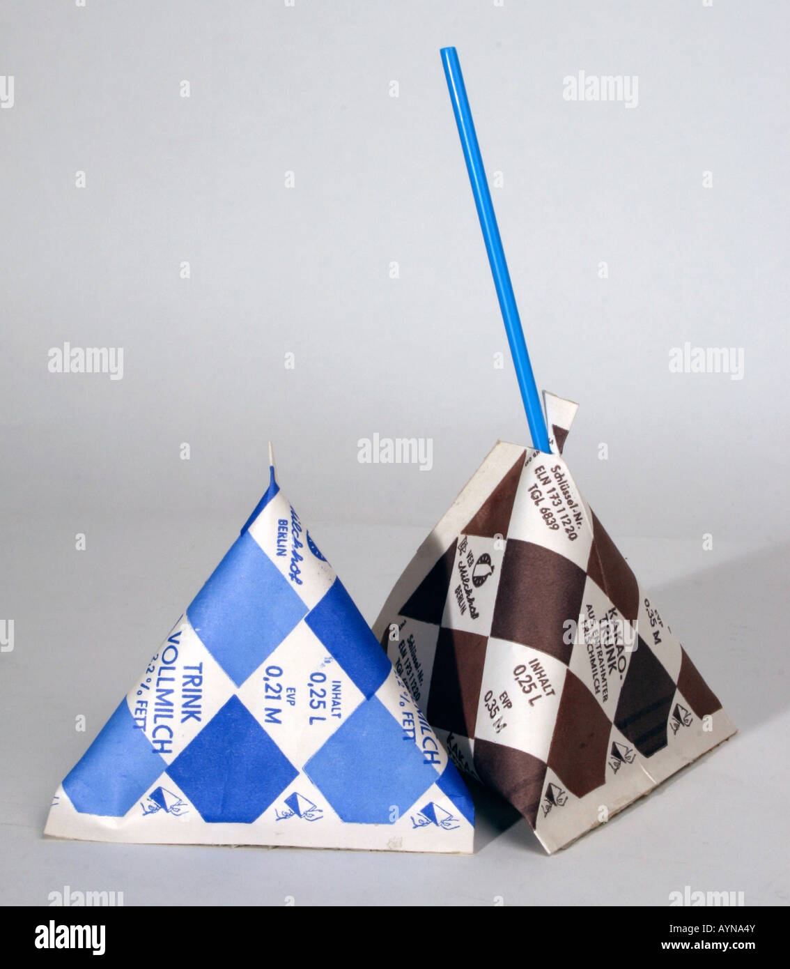 Lebensmittel, Getränke, Milch, Tetrapack, produziert vom Kombinat ...