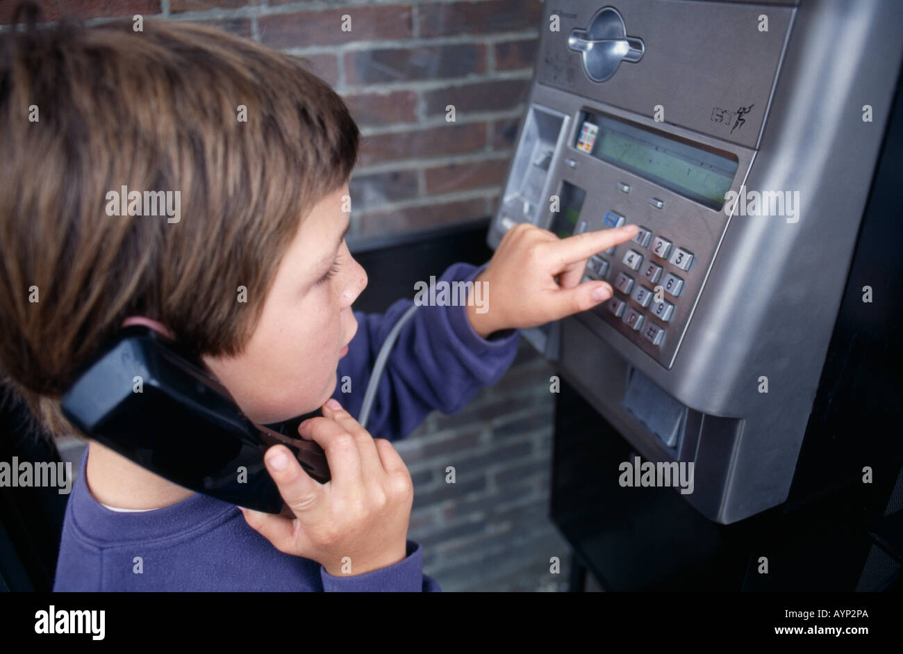 England East Sussex Brighton Kommunikation Handys Young Boy auf einer ...