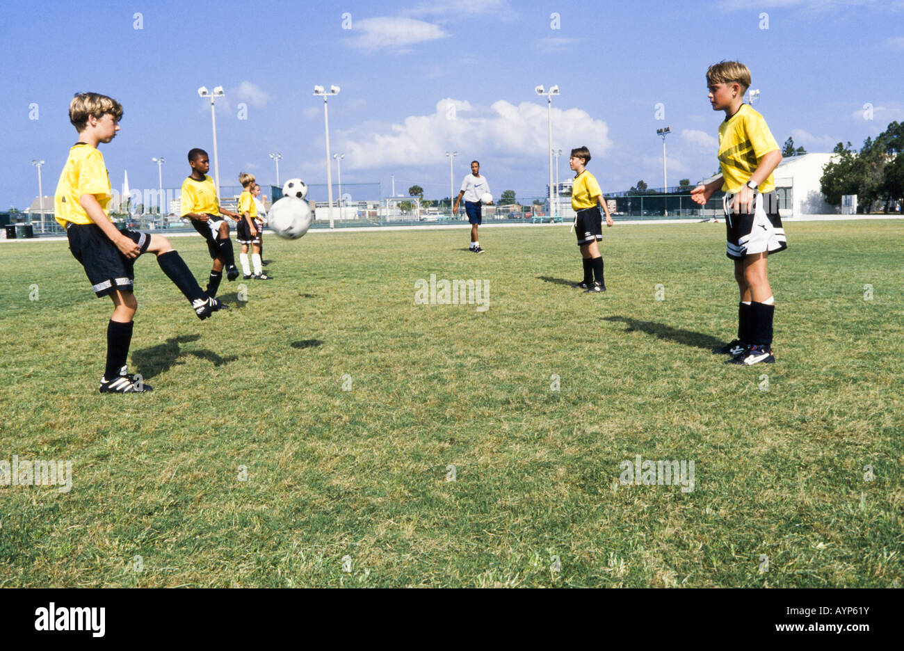 Kids Fußball-Team, Mädchen und Jungen gemeinsam mit Trainer ...
