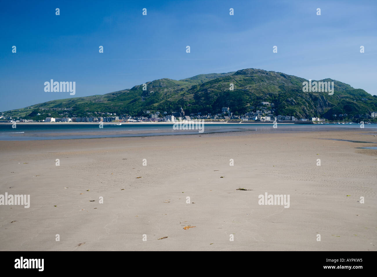 Barmouth und Hafen von Fairbourne Beach, North Wales Stockfotografie ...
